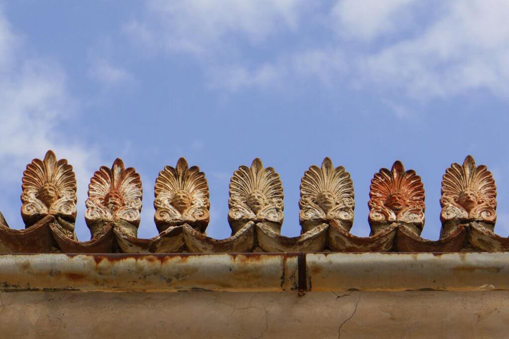 Akrokeramo, Antefixum, was bedeuten die verzierten Dachziegel?