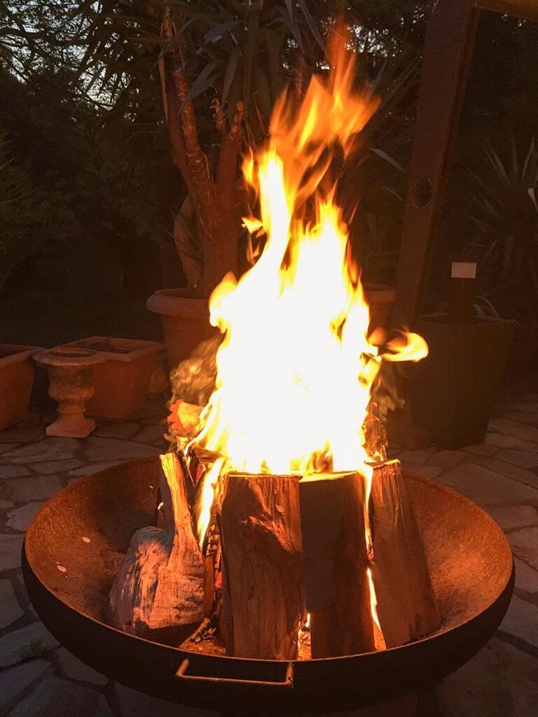 Perfektes Feuer in 5 Schritten, so geht's, wenig Rauch, Funkenflug