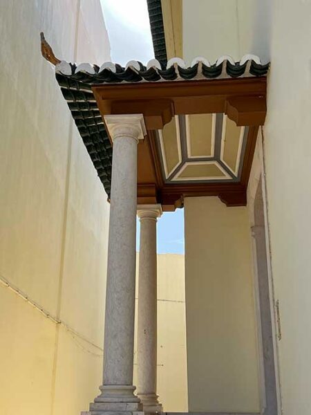 Kuriose Dachecken-Spitzen aus Terracotta in Portugal ohne Namen