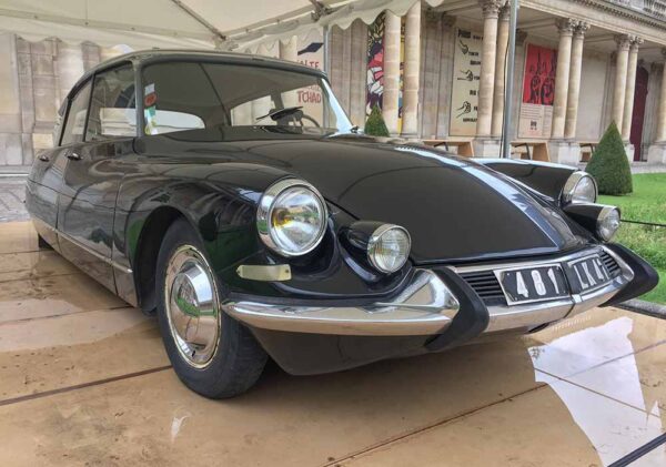 Legendäre Autos aus französischen Filmen mit Louis de Funès