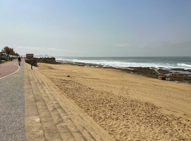 Die 10 schönsten Strände rund um Porto, Tipps zu Beach Bars etc.