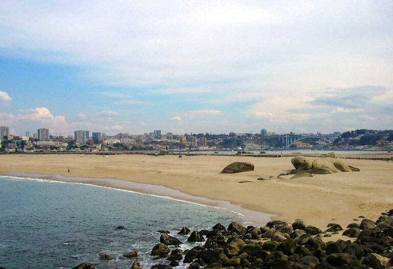 Die 10 schönsten Strände rund um Porto, Tipps zu Beach Bars etc.