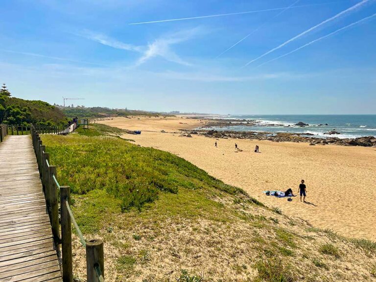 Die 10 schönsten Strände rund um Porto, Tipps zu Beach Bars etc.