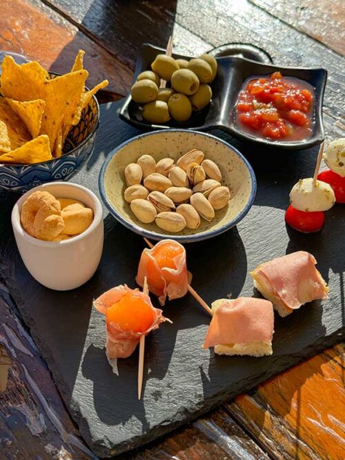 Apéro, trendy Aperitifkultur mit kleinen Fingerfood-Snacks