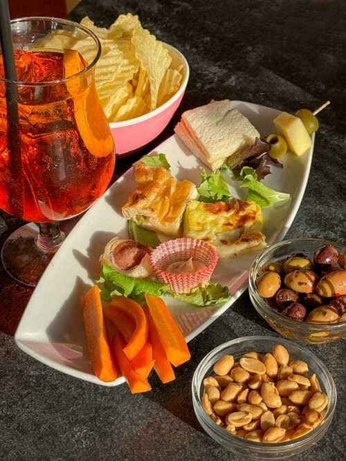 Apéro, trendy Aperitifkultur mit kleinen Fingerfood-Snacks