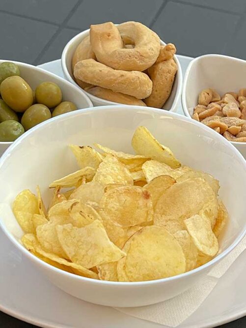 Apéro, trendy Aperitifkultur mit kleinen Fingerfood-Snacks