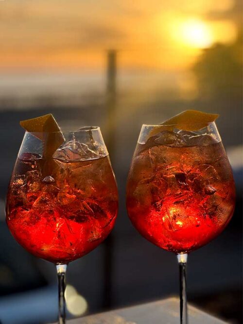 Apéro, trendy Aperitifkultur mit kleinen Fingerfood-Snacks